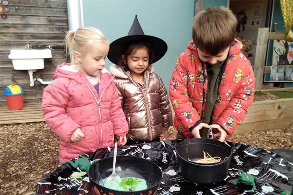 Indoor & Outdoor Play - Co-operative Play and Learn